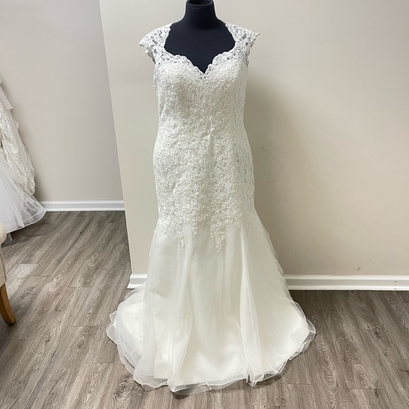 Mori Lee | Dresses | Mori Lee 375 Lace Plus Size Wedding Dress | Poshmark